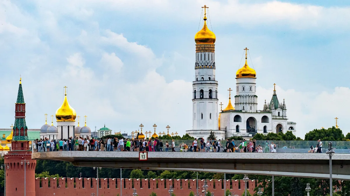 BAON - Elképesztően dögös piros ruhában Rostás Dorina